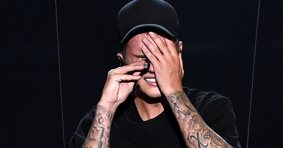Justin Bieber Breaks Down In Tears Following MTV VMA Performance ...