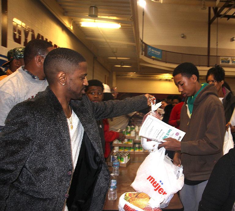 Rappers Passing Out Turkeys | Photo 1 | TMZ.com